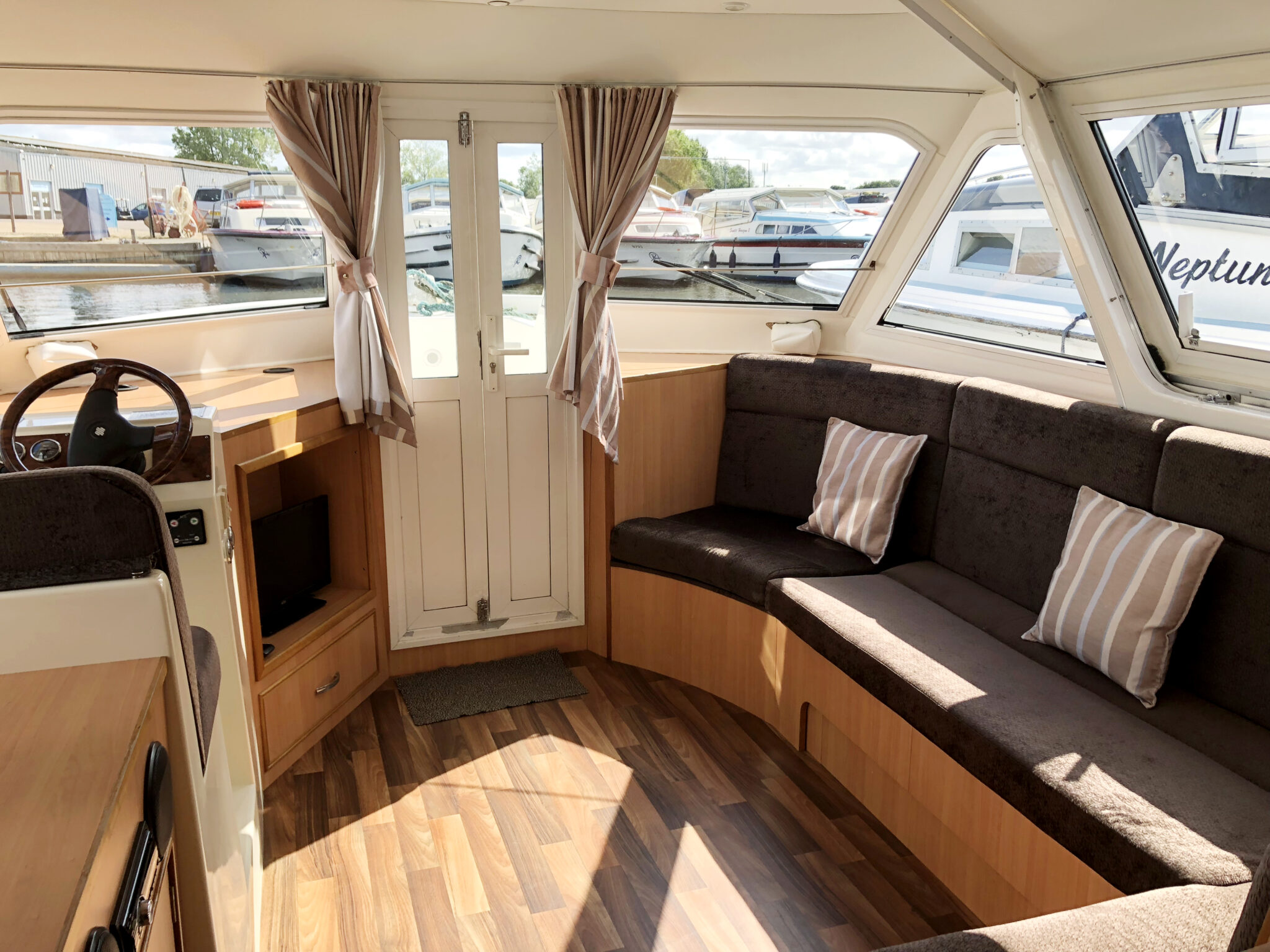 Swan Reflection - Norfolk Broads Boating Holidays - Richardsons Boating ...