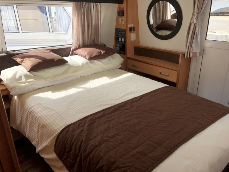 Swan Reflection - Norfolk Broads Boating Holidays - Richardsons Boating ...