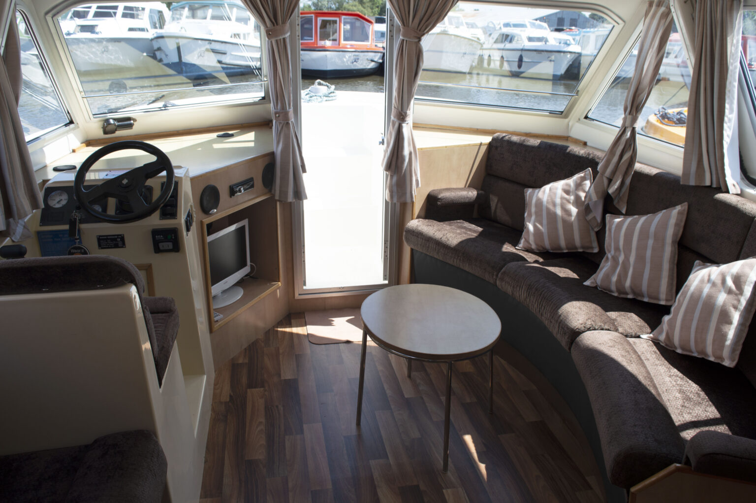 Swan Roamer - Norfolk Broads Boating Holidays - Richardsons Boating ...